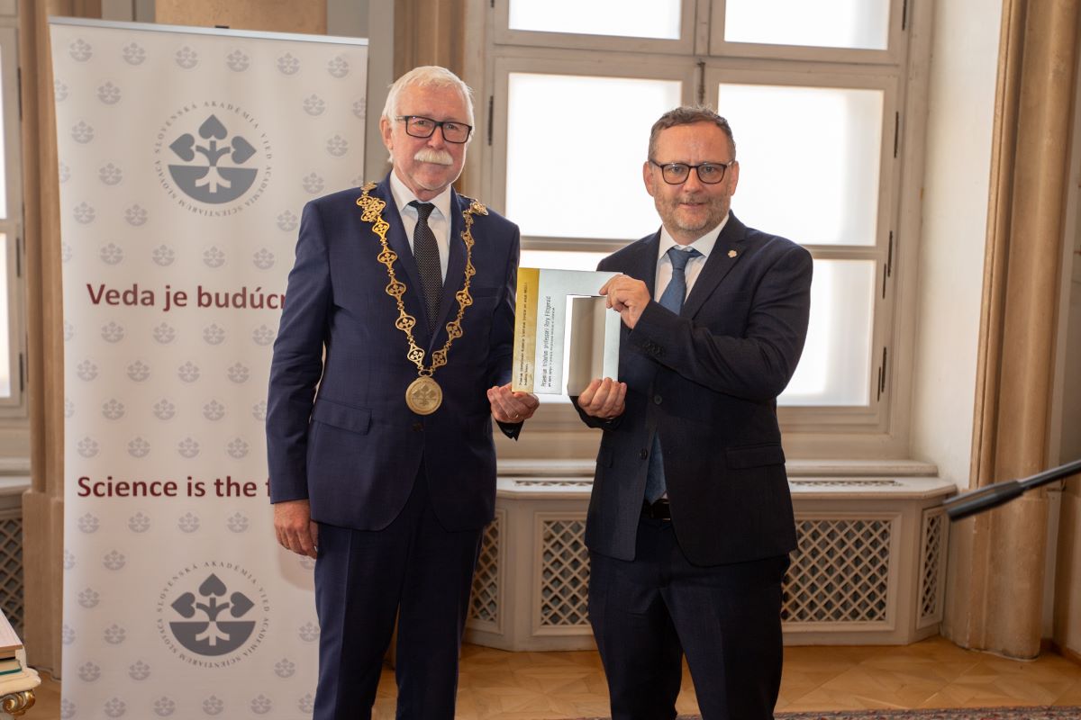 SAV - Aktuality - Medzinárodnú cenu SAV si prevzal Rory Fitzgerald